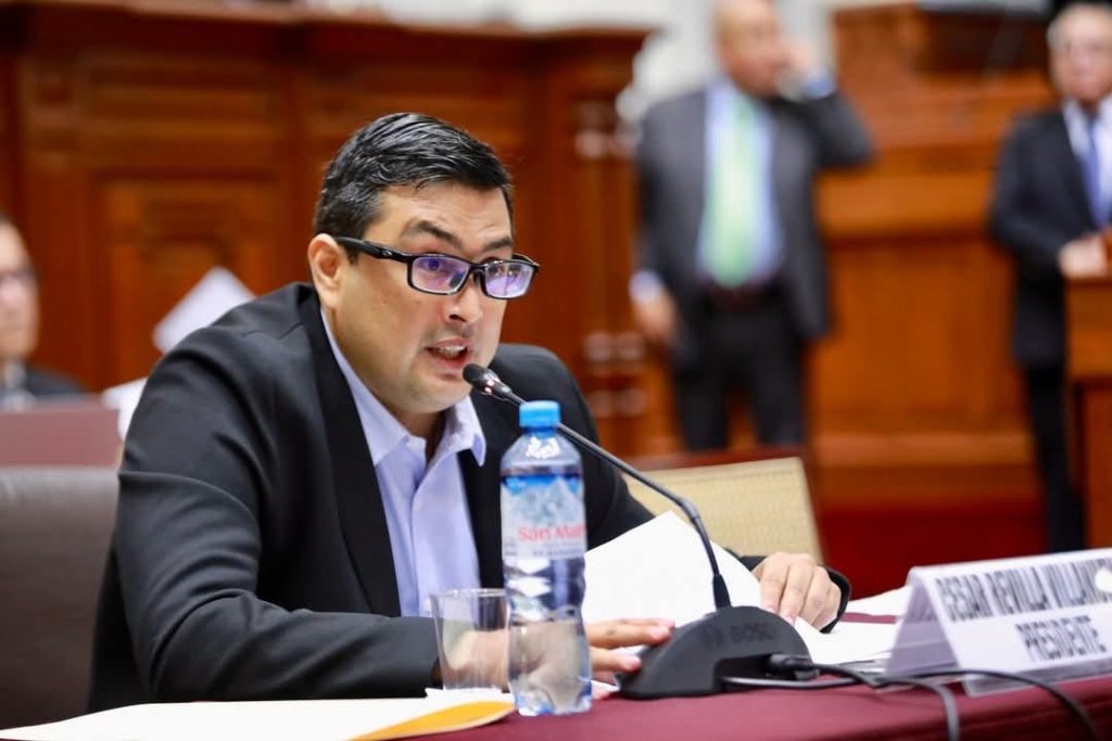 “Congresista catedrático” César Revilla aparece por primera vez con ...